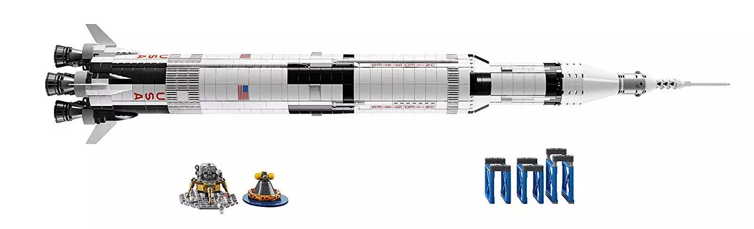 LEGO Saturn V to'plami, jumladan, displey ramkasi, qo'nish moslamasi va qutqaruv vositasi.