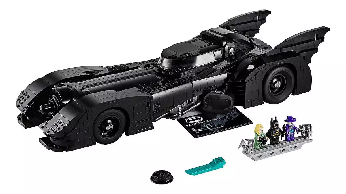 O Batmóbil de Lego de 1989 e as minifiguras de Joker, Batman e Vicky Vale.