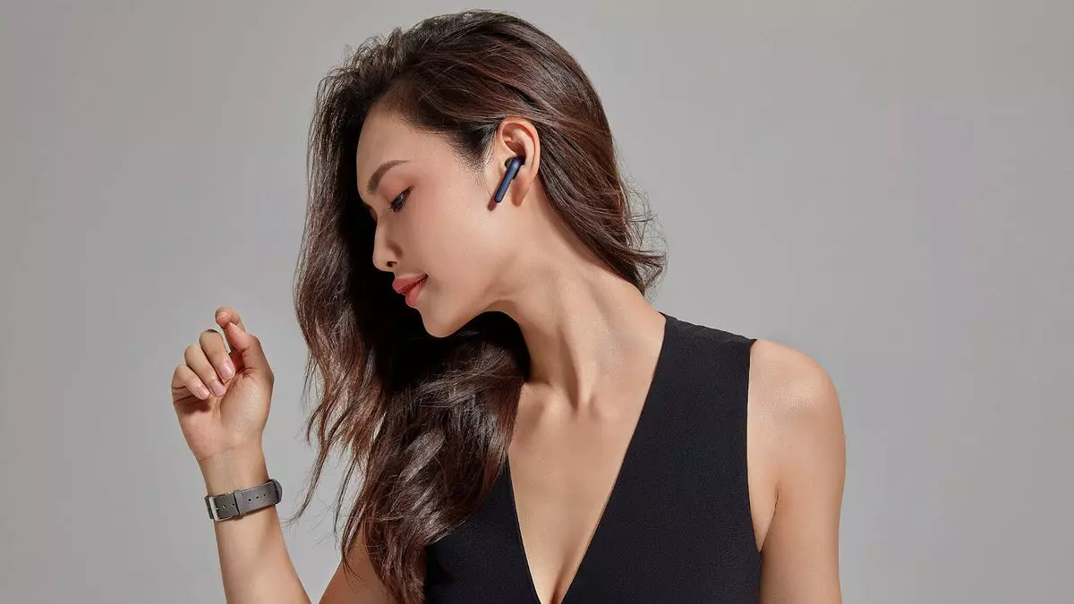 En ung kvinna som bär en Mobvoi TicPods 2 True Wireless Earbud i vänster öra.