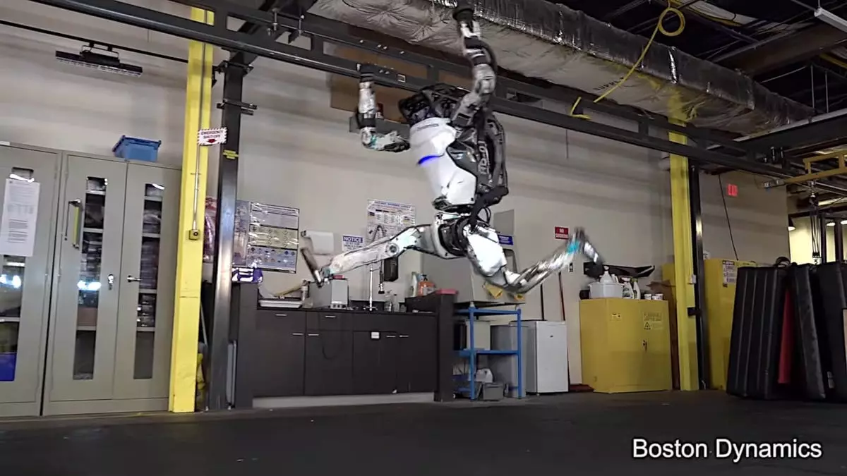 Роботот Boston Dynamics Atlas прави расцеп во воздухот.
