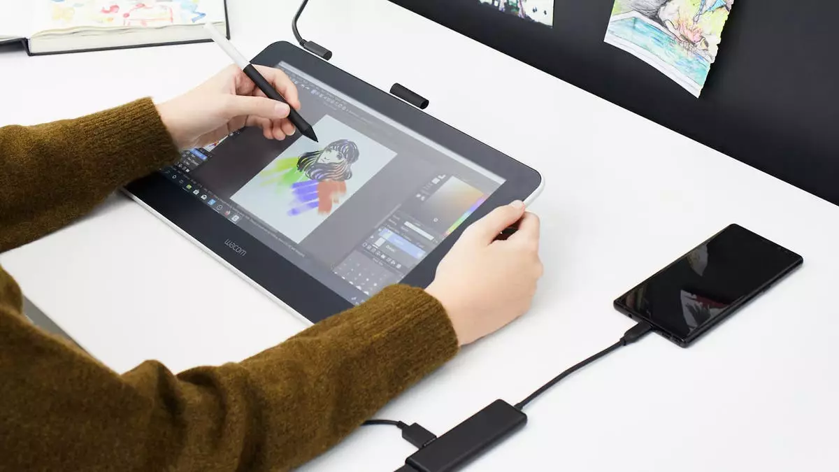 Mees joonistab Wacom One Pen-ekraaniga tahvelarvutile naist