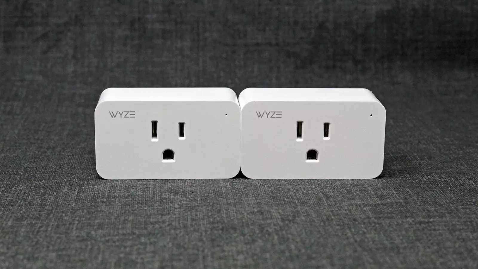 Dois Wyze Plugs lado a lado, com o logotipo Wyze sendo exibido.