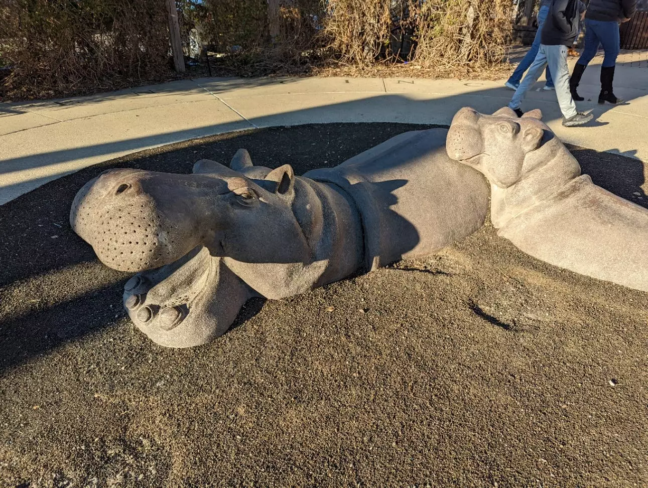 Eine Statue von Flusspferden