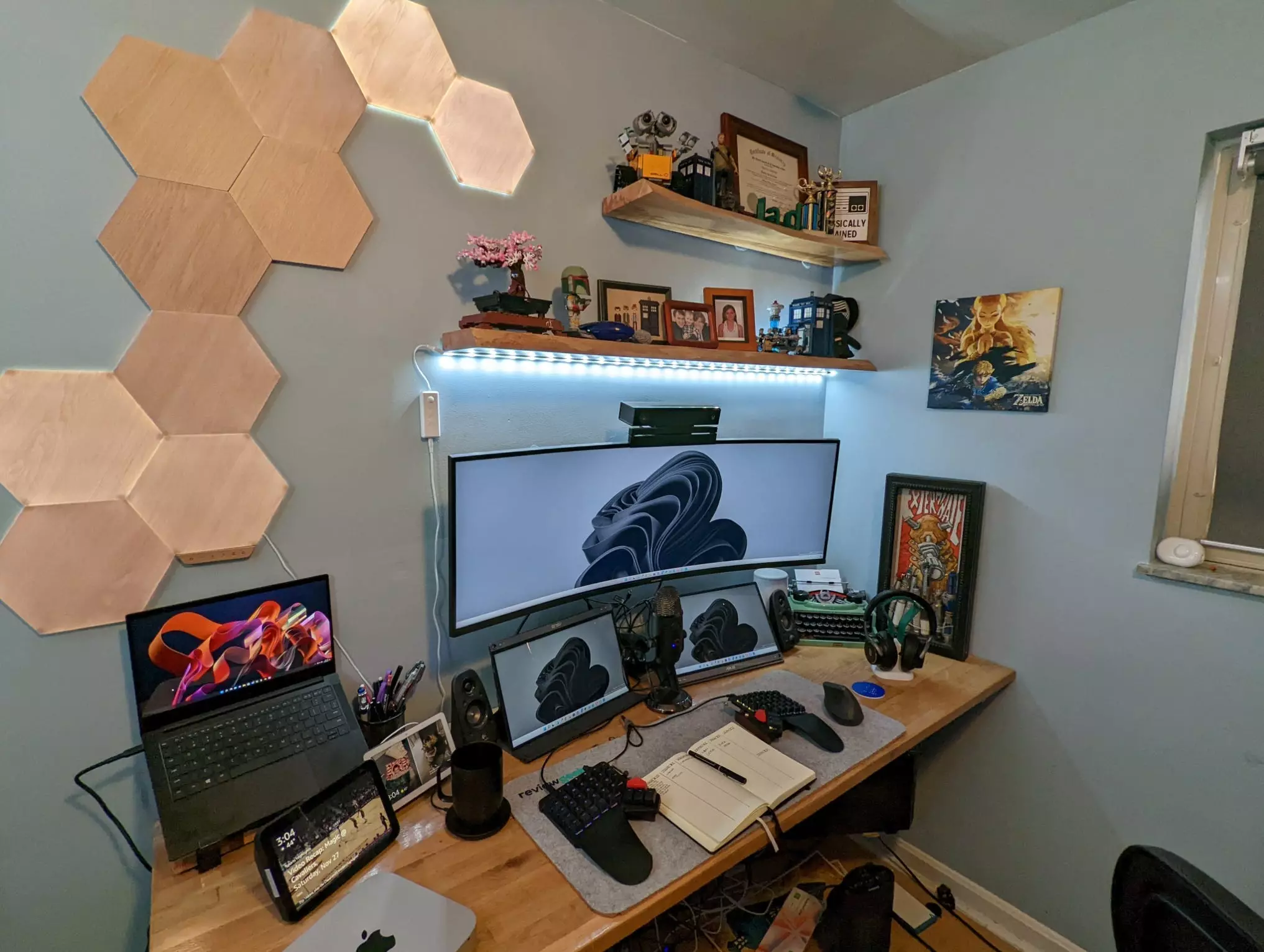 Ein Büro-Setup, umgeben von intelligenten Lichtern