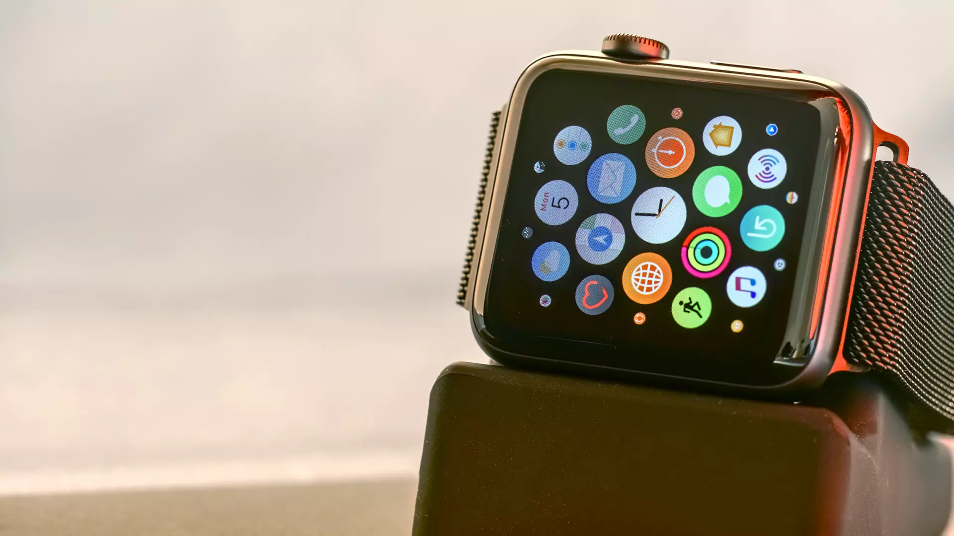 Apple Watch-ի 5 լավագույն լիցքավորման հիմքերը ձեր գիշերանոցը դասակարգելու համար