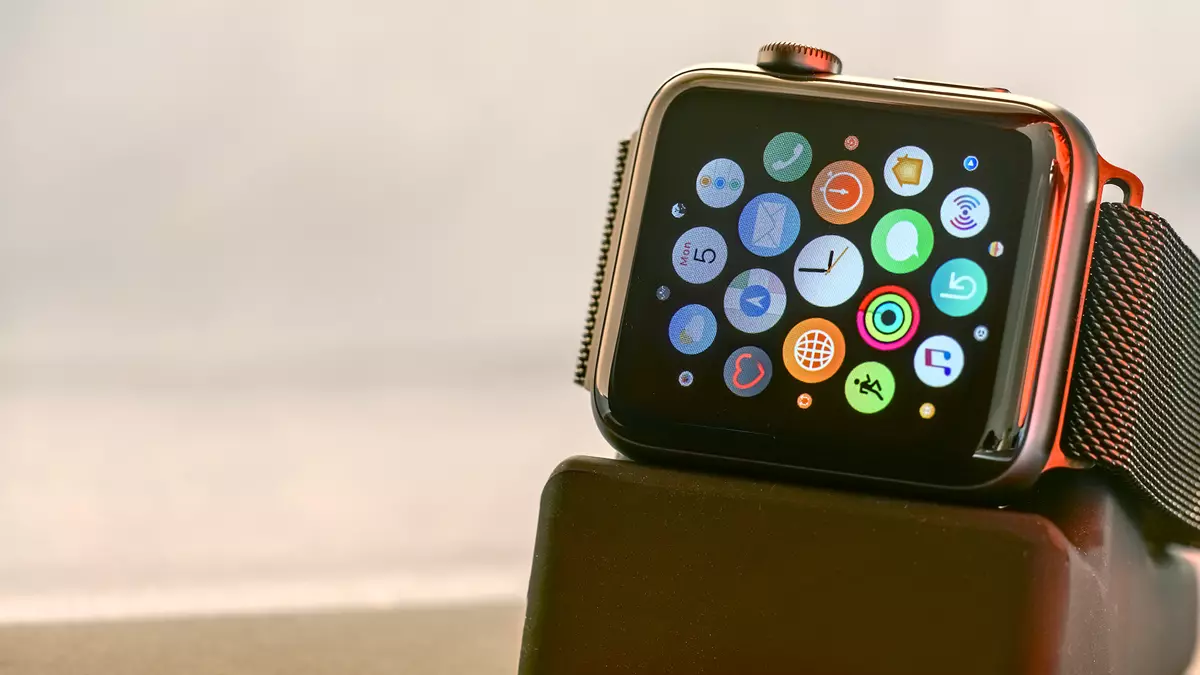 Kuva Apple Watchista lataustelineessä.