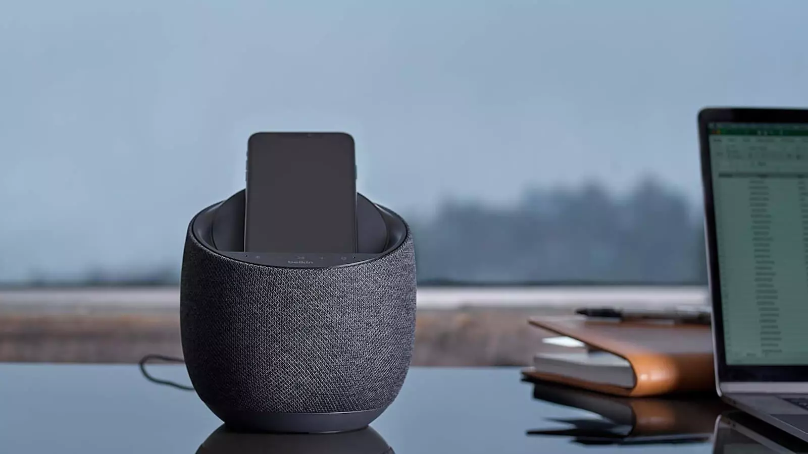 Belkin's Hi-Fi Smart Speaker is in draadloze oplaadtroan foar jo smartphone