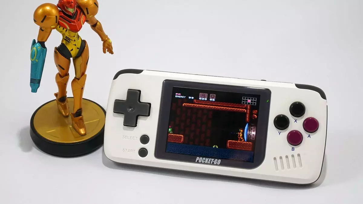 Den bærbare PocketGo-spillkonsollen med en Metroid-amiibo.