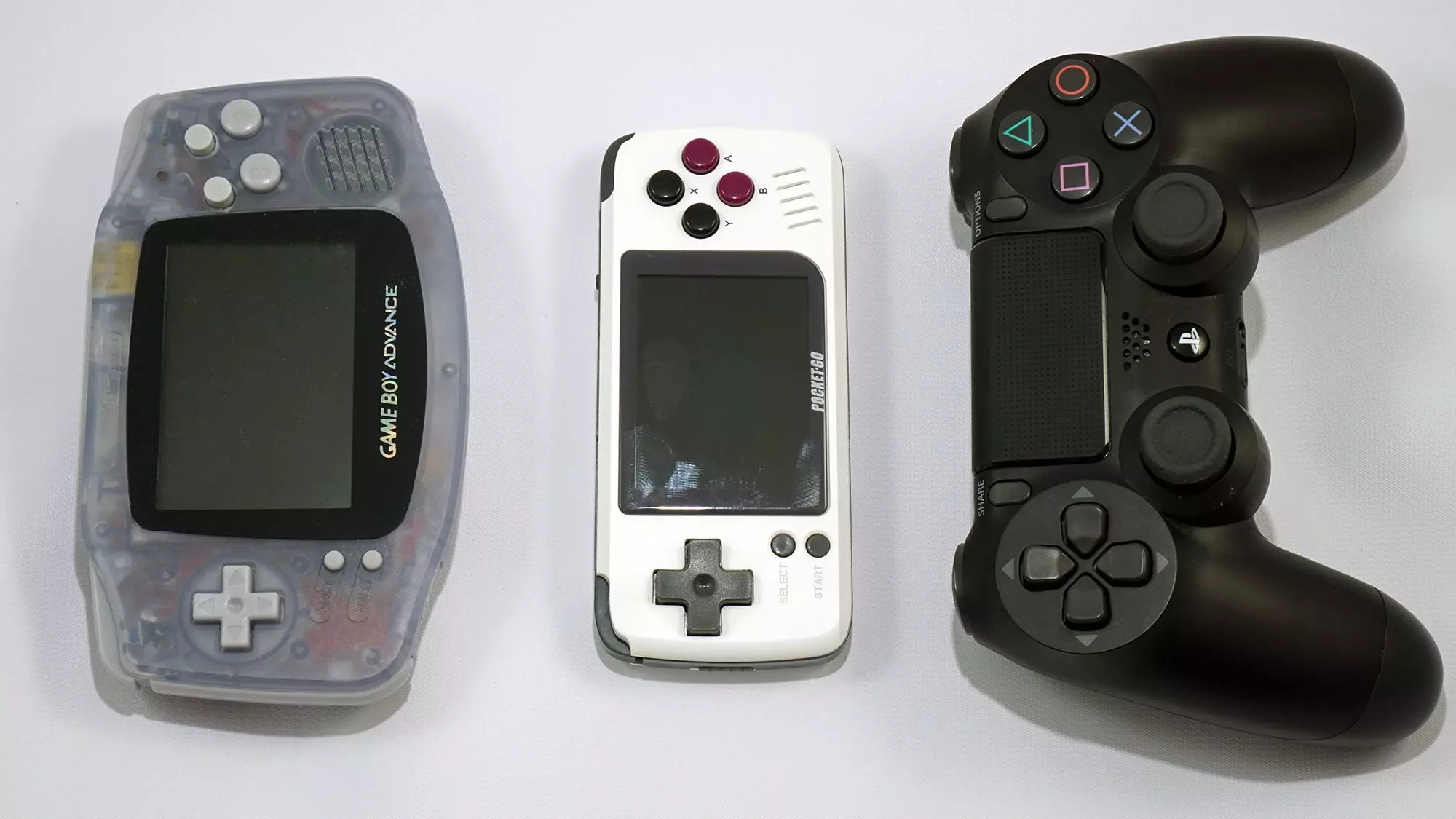 PocketGo li kêleka Game Boy Advance, û kontrolkerek PS4 rûniştiye.