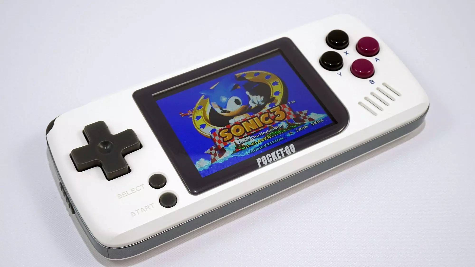 Die tragbare PocketGo-Konsole mit Sonic 3 auf dem Bildschirm.