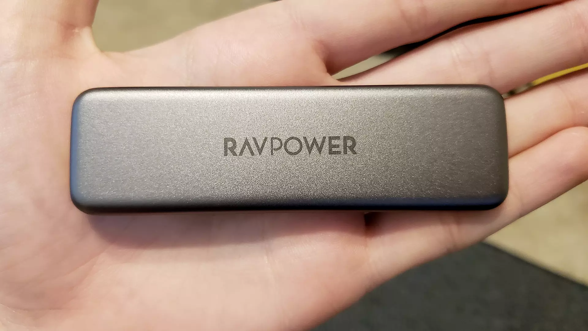 Mini SSD RAVPower 500 GB je majhen šifriran pogon