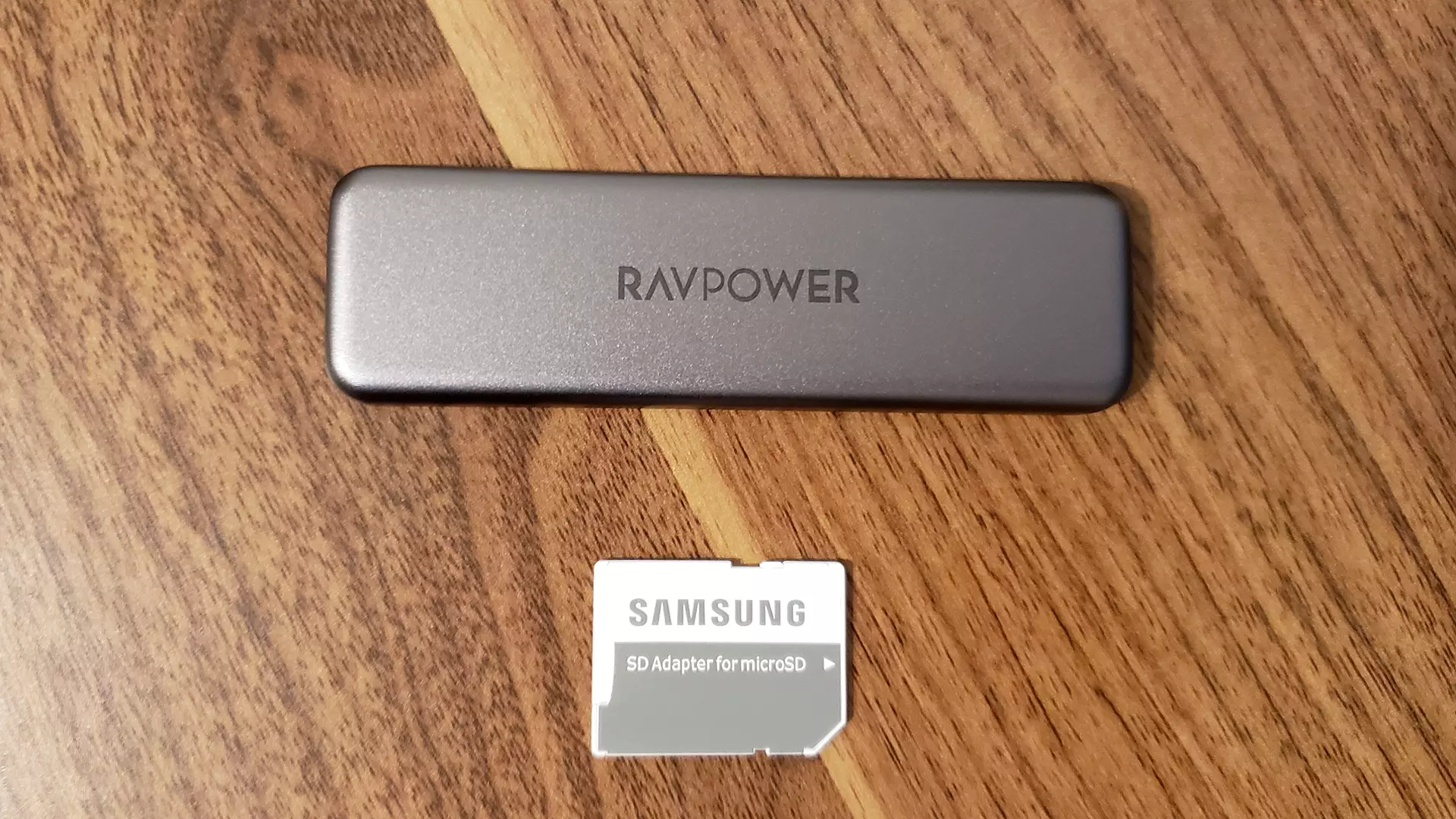 RAVPower SSD kusa da daidaitaccen katin SD. SSD yana kusan girman katunan SD uku.
