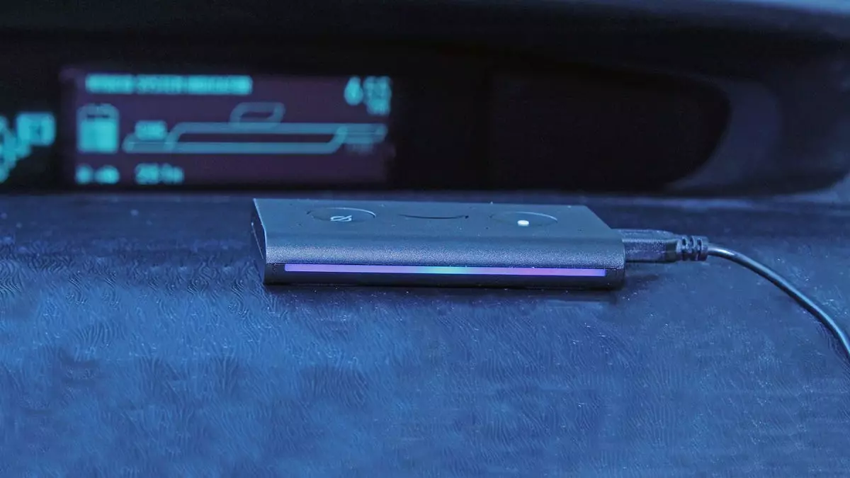 Echo Auto duduk di dasbor mobil, dengan cahaya biru yang muncul.