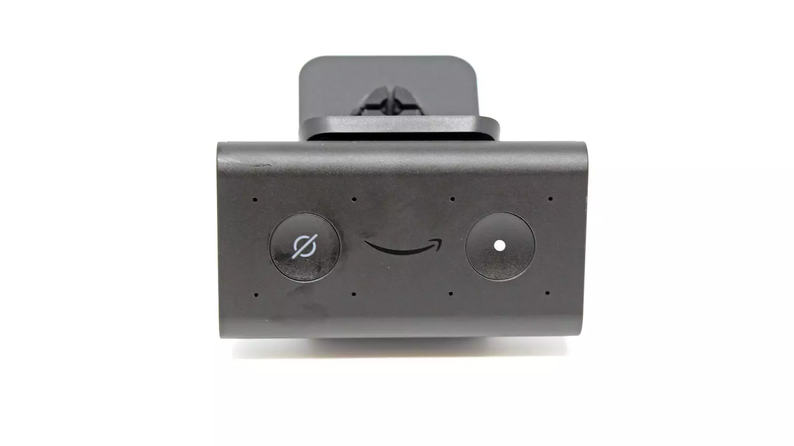 亞馬遜 Echo 頂部顯示靜音按鈕、通話按鈕和亞馬遜徽標。