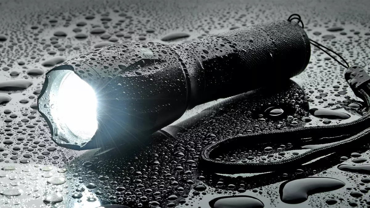Unha lanterna táctica baixo a choiva.