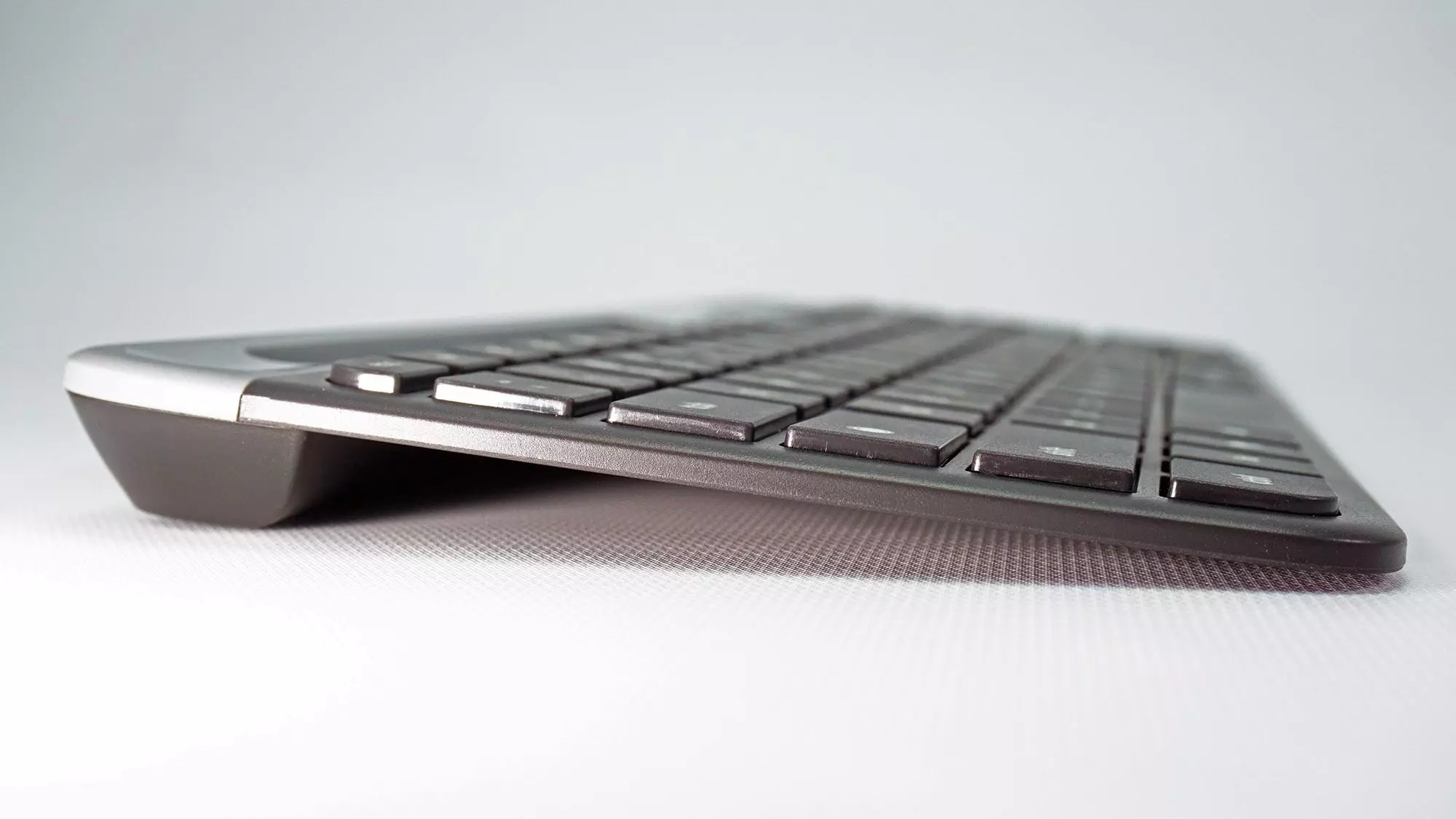 O vedere laterală a tastaturii Logitech K560.