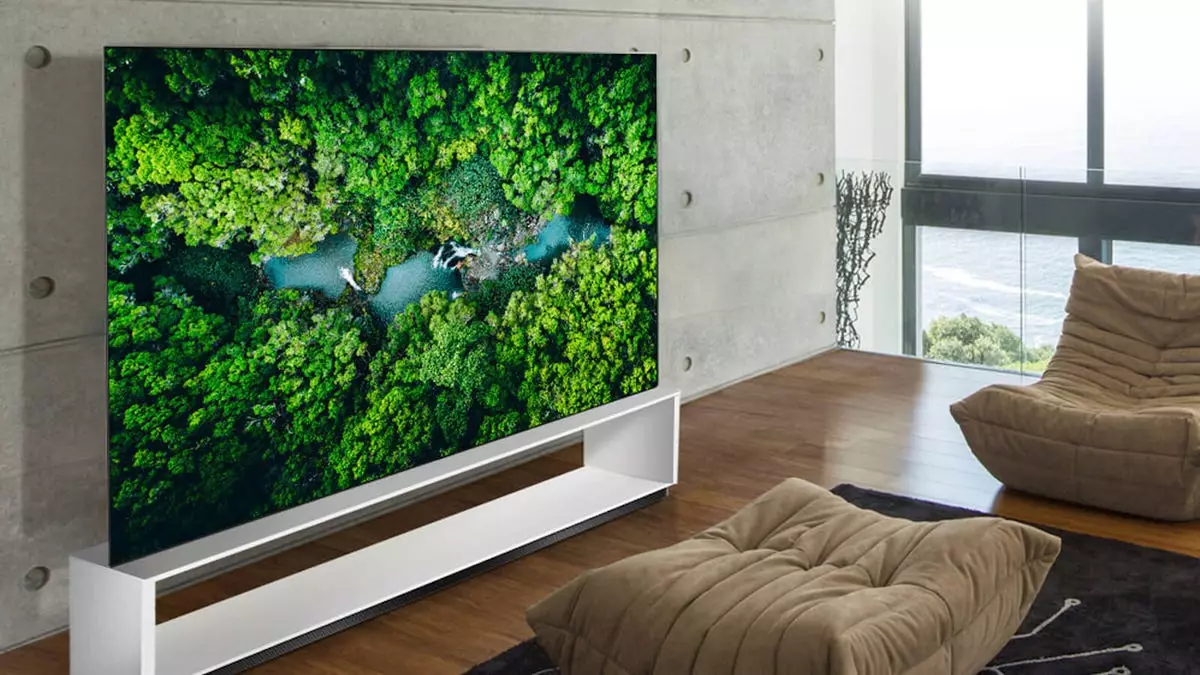 لونگ روم میں دیوار کے ساتھ ایک LG 8K OLED سمارٹ ٹی وی۔
