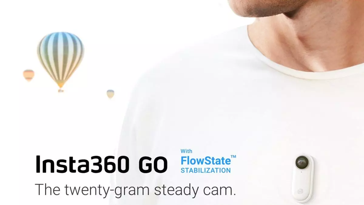 Insta360 Go ক্যামেরা একজন ব্যক্তির বুকে মাউন্ট করা হয়েছে।