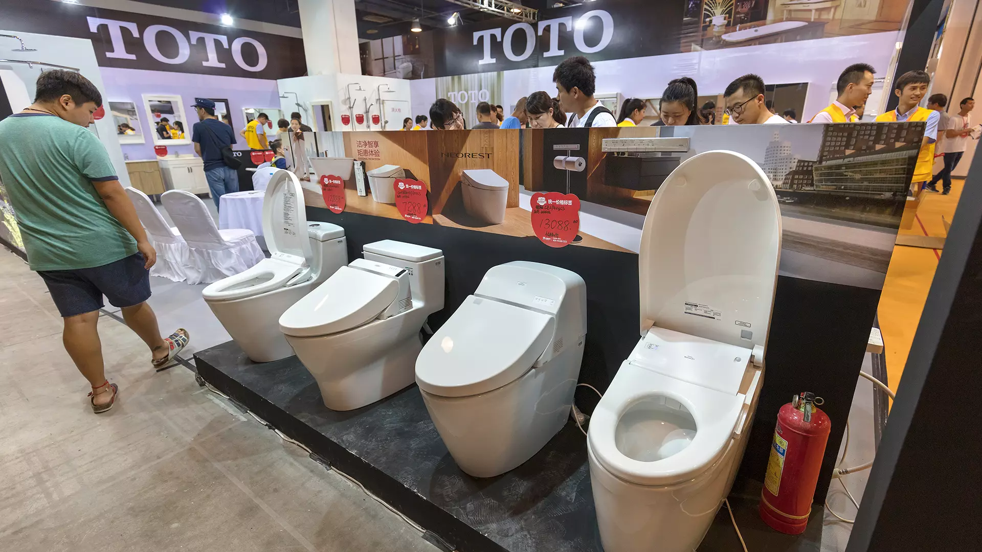 In groep minsken dy't sjocht nei TOTO smart toiletten.