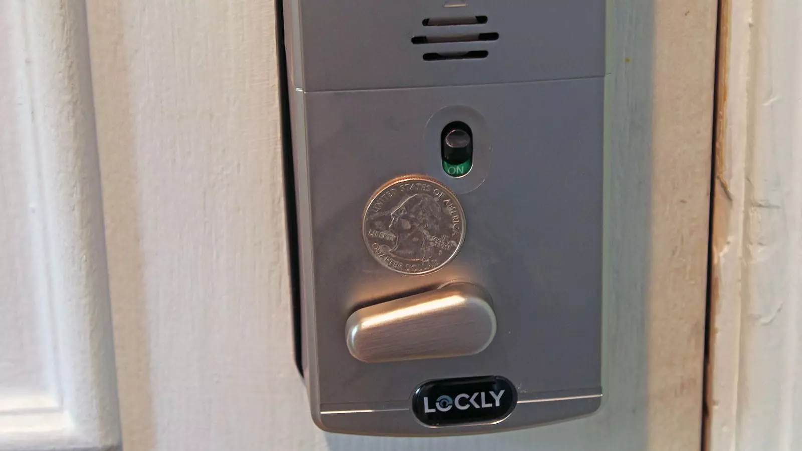 Lockly viedās slēdzenes iekšējie komponenti ar ceturtdaļu nedaudz pāri īkšķa pagriezienam, uzrāda salīdzinoši līdzīgu izmēru.