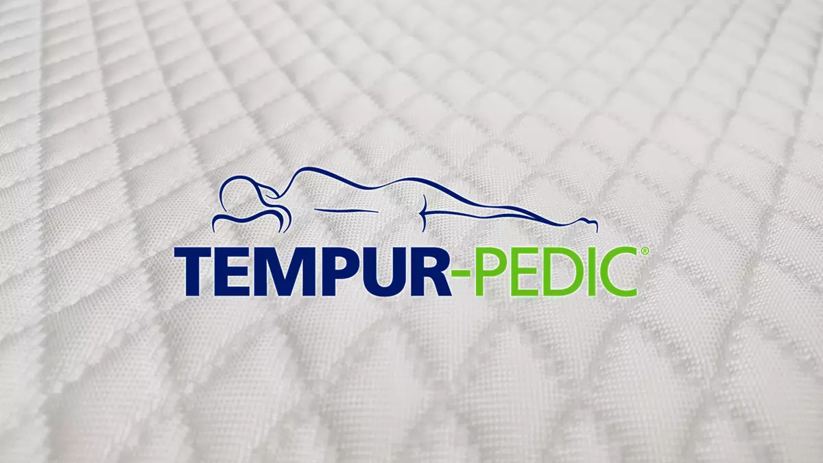 TEMPUR-Pedic লোগো TEMPUR-Adjust এর quilted কভারের উপরে।