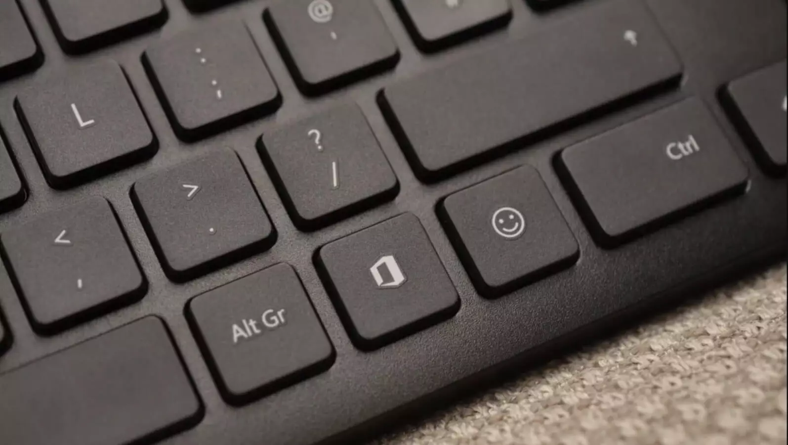 Microsoft бо илова кардани тугмаи эмодзи ба клавиатураҳои нав исбот мекунад, ки он барои мардум аст