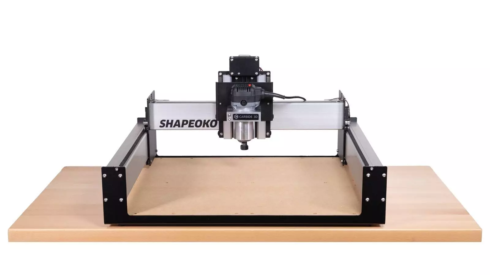 大きな木製のプラットフォームに置かれた Shapeoko 3 CNC マシン。