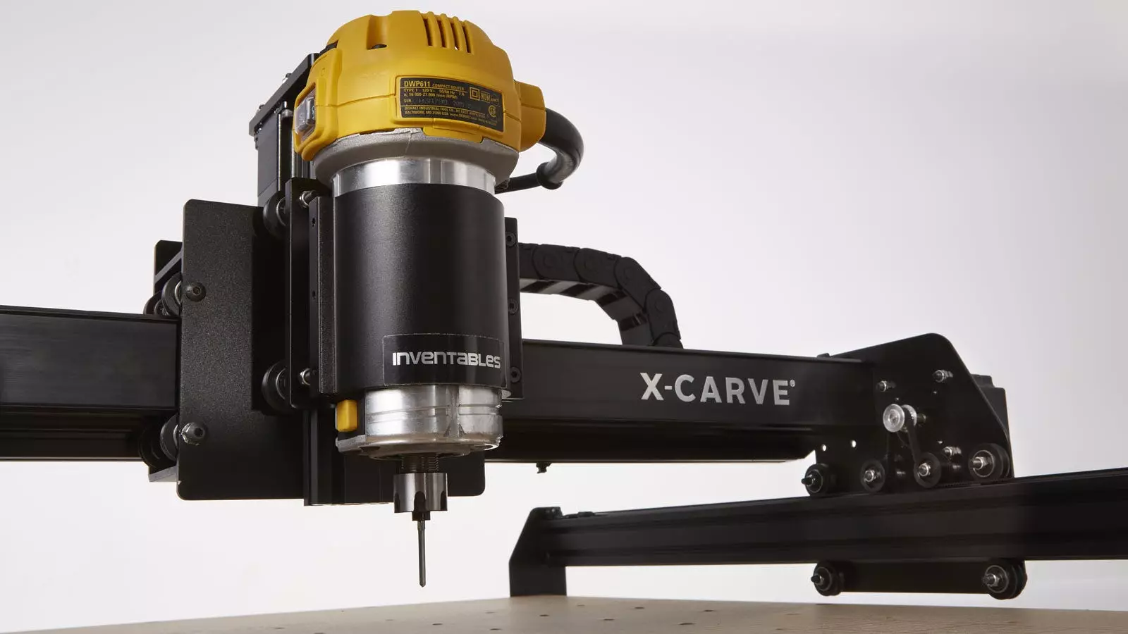 X-Carve CNC vél með DeWalt beini.
