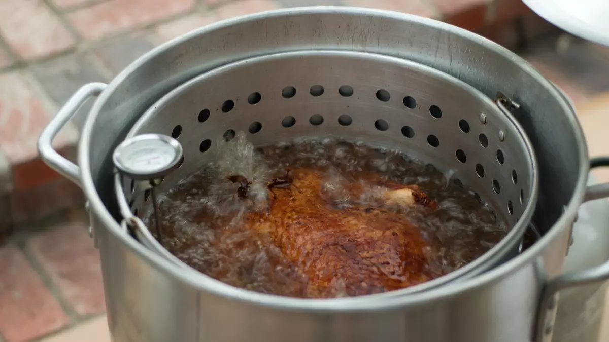 一只火鸡在油炸锅里煎。