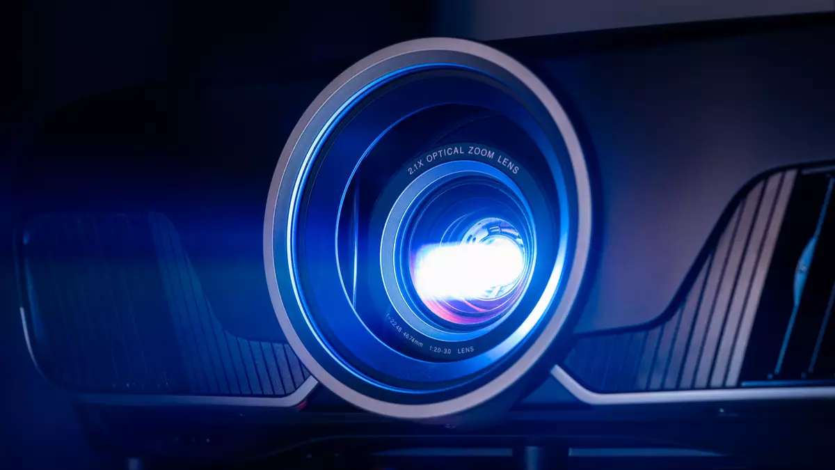 En projektorlinse badet i blått lys.