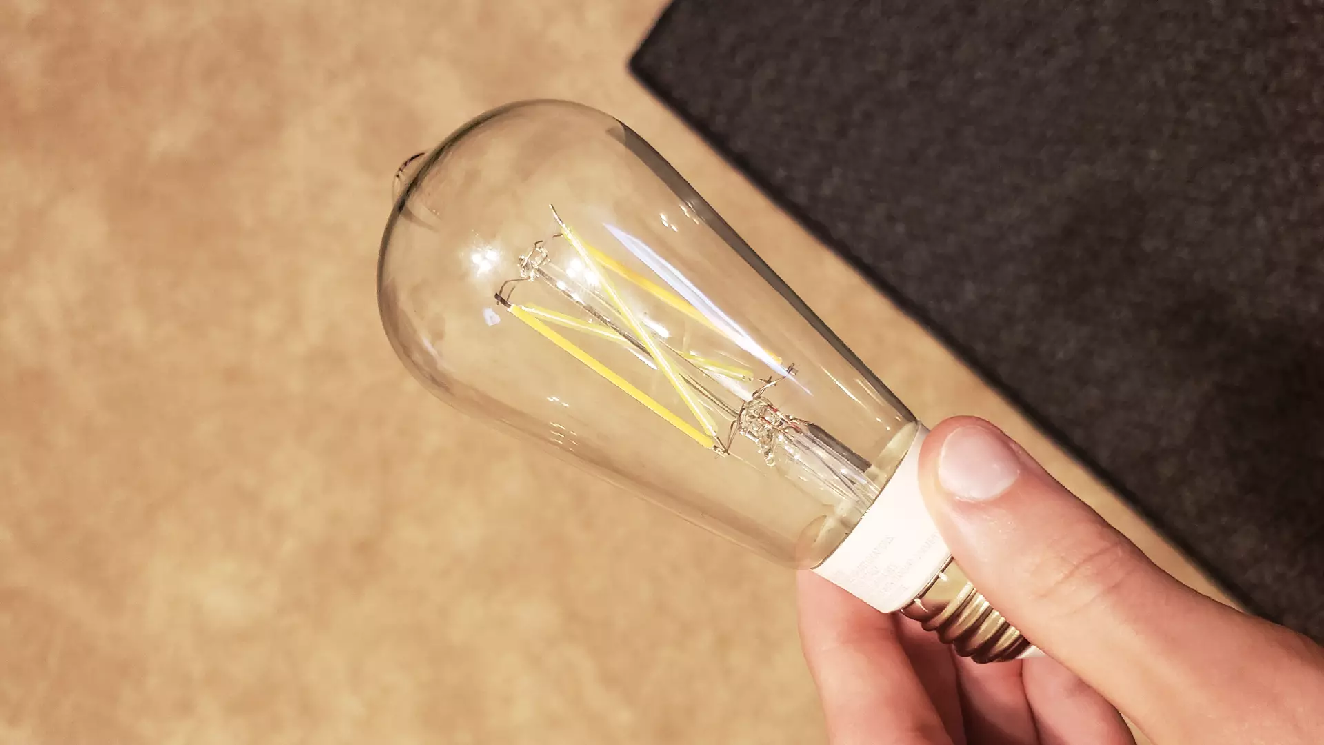 Solana Edison od Bulbrite je jedinečná inteligentná žiarovka, o ktorej ste nikdy nepočuli