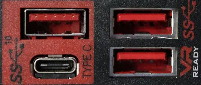 Tre USB-A-porte og en enkelt USB-C-port.
