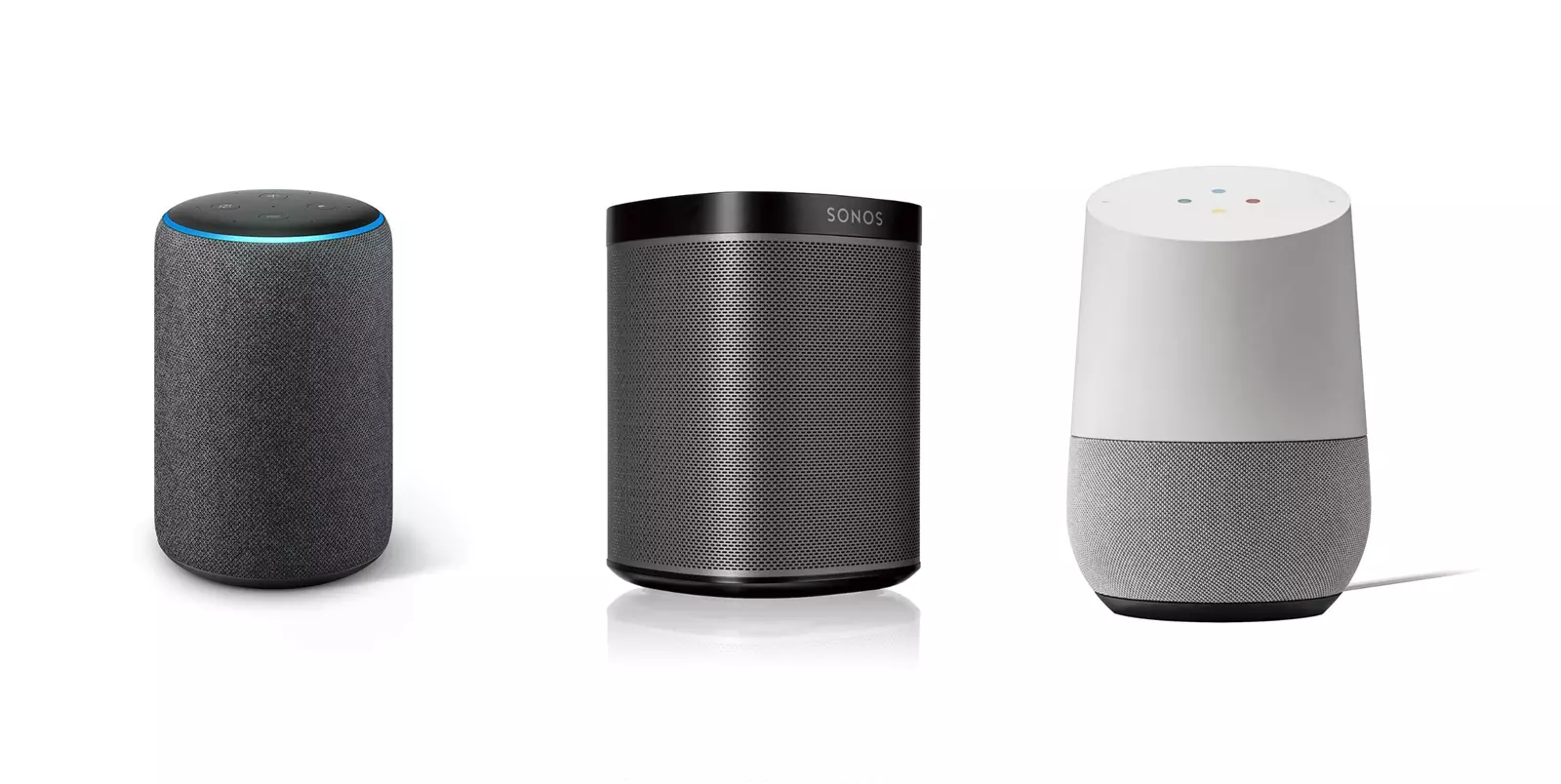 Ein Amazon Echo, Sonos Play 1 und Google Home sitzen in einer Reihe.