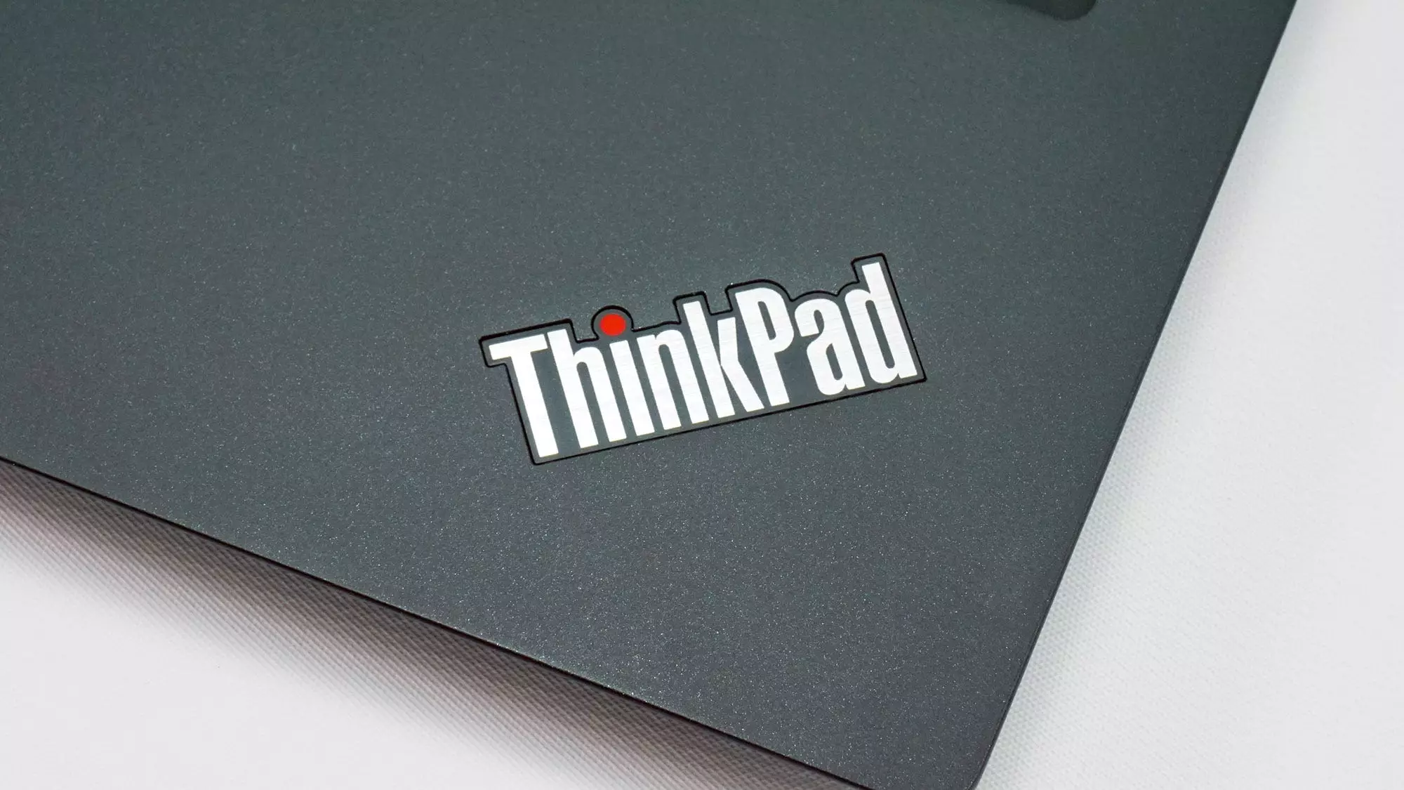 Лагатып ThinkPad на T490s.