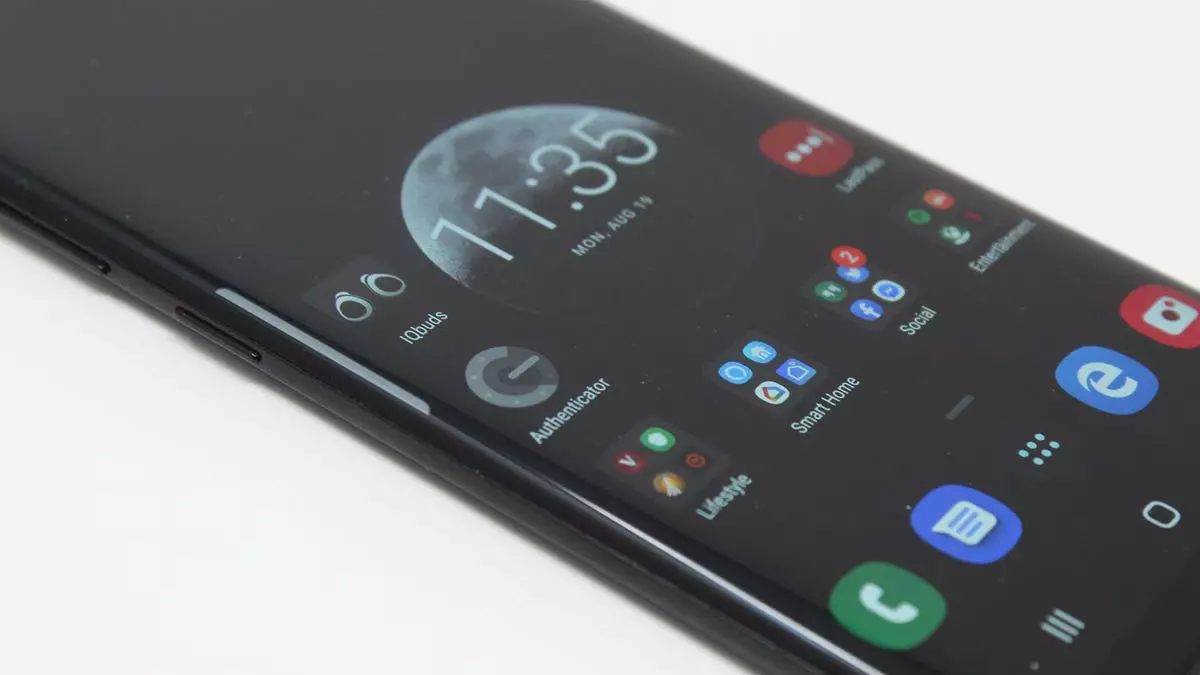 Samsung Galaxy S8 sími sem sýnir sveigðar brúnir.