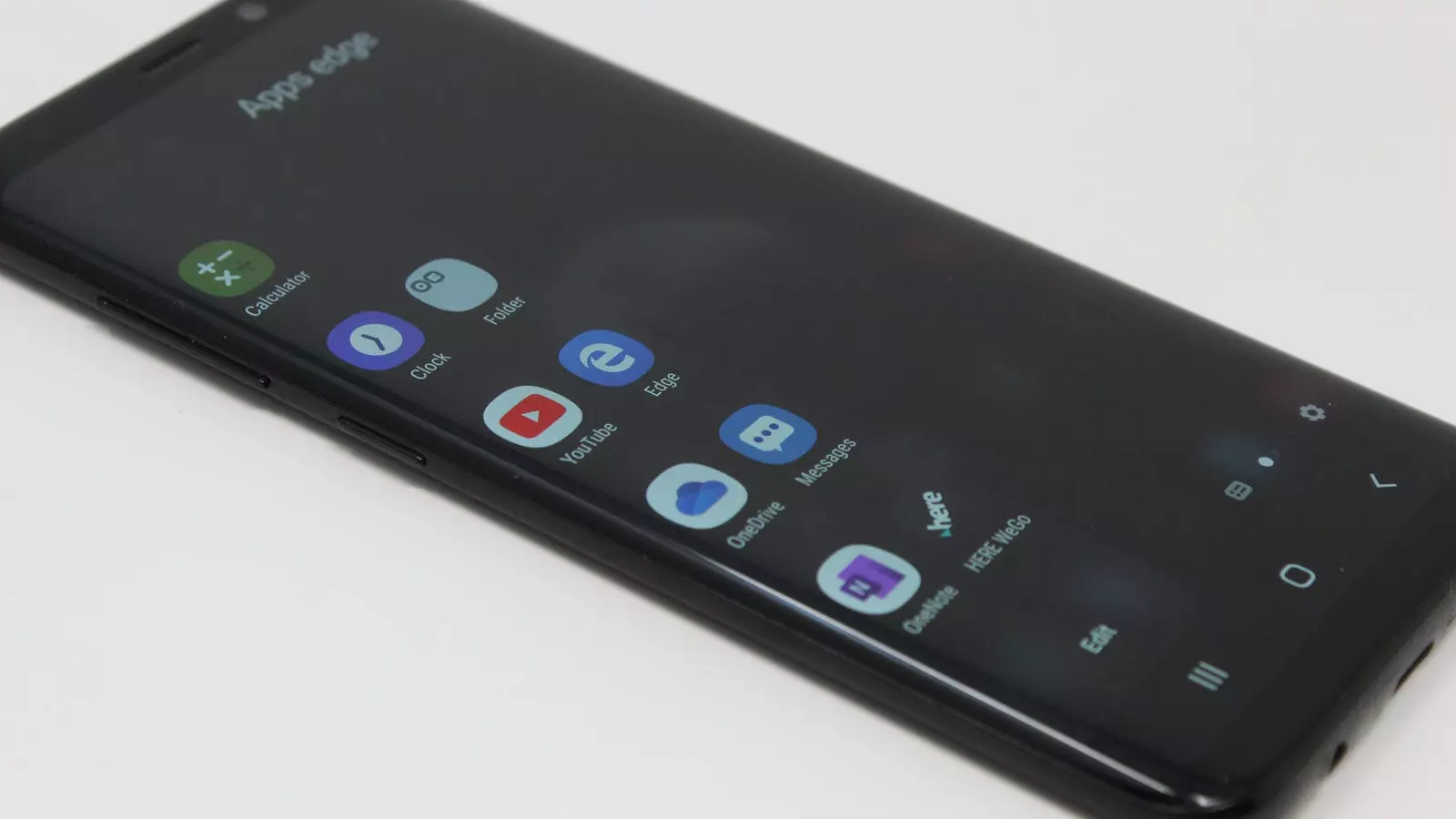 Panel Galaxy S8 z krawędzią z kilkoma ikonami.