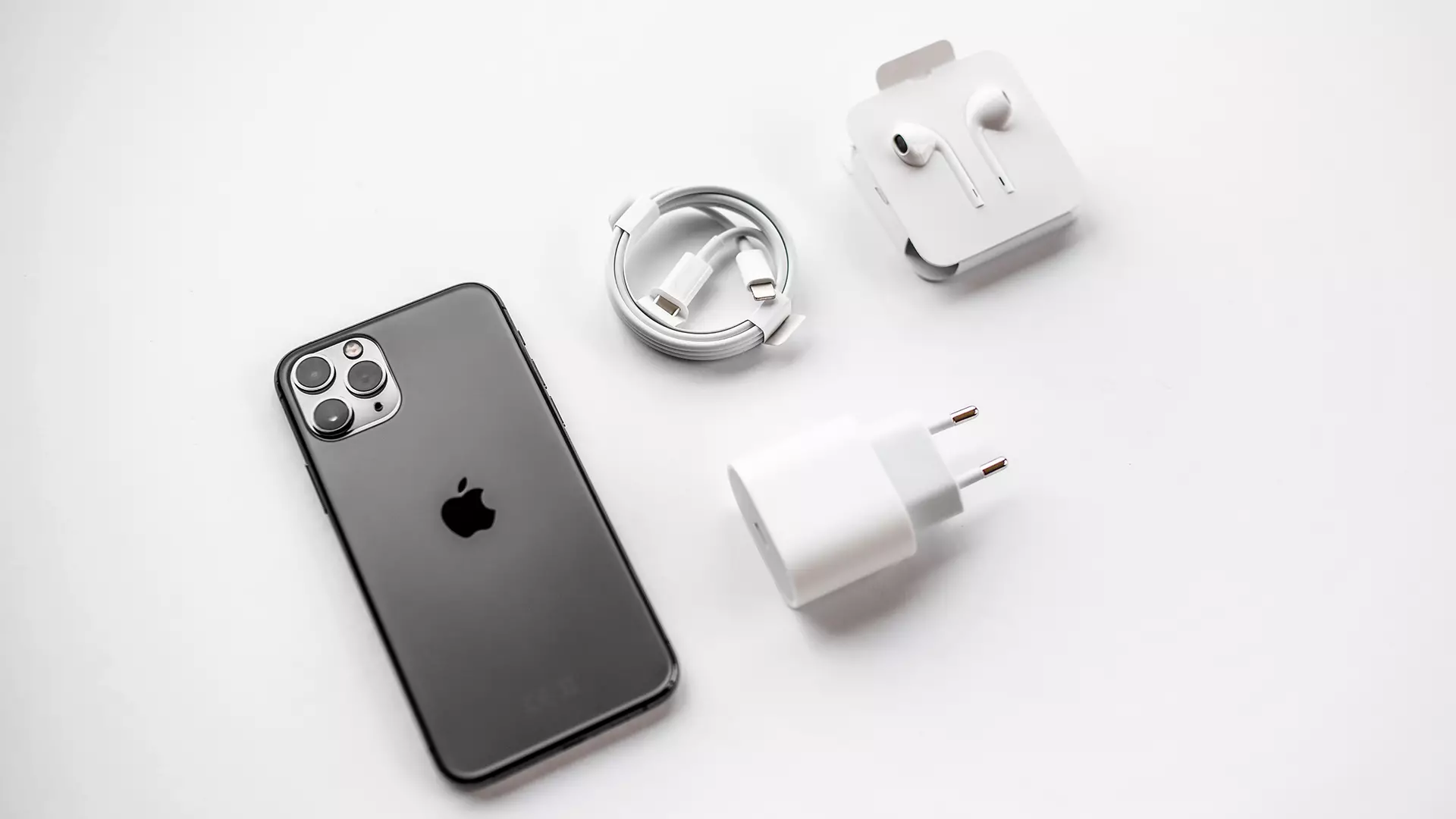 Singkirkan Kabel Pendek iPhone 11 untuk 6 Kabel USB-C ke Lightning Ekstra Panjang ini