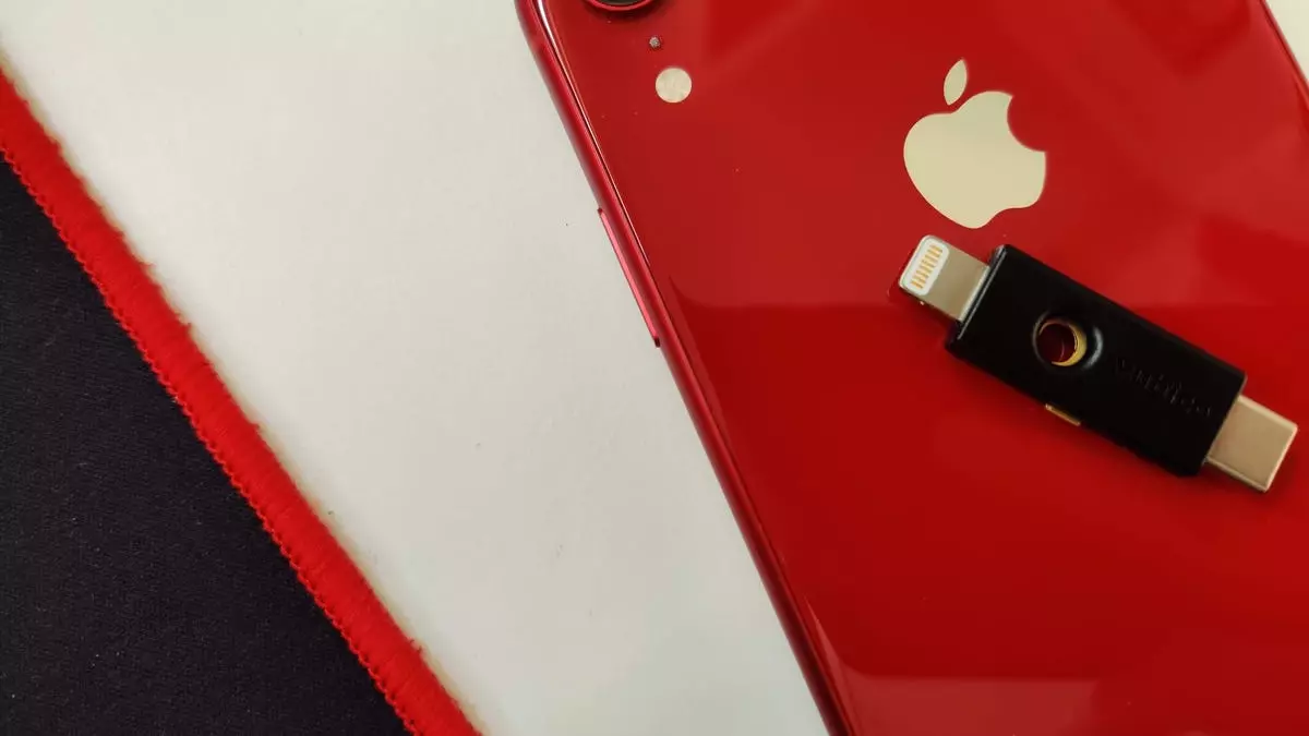 Kırmızı iPhone XR'deki YubiKey 5Ci.