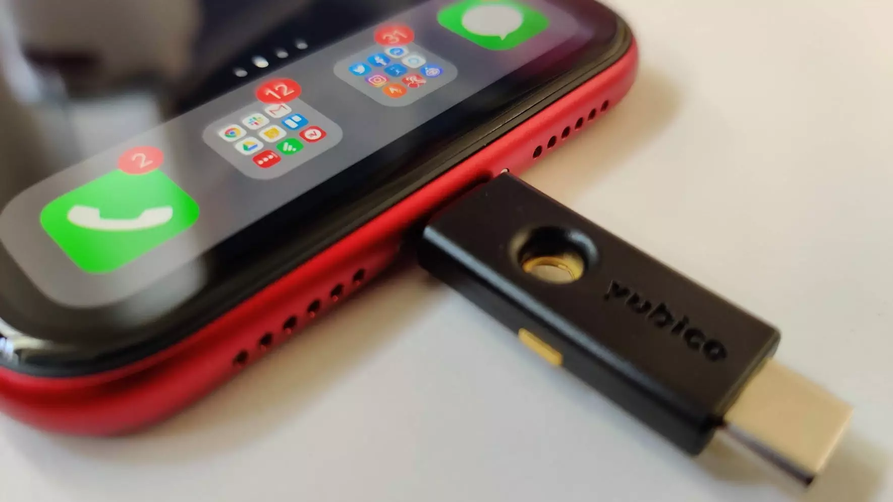 Το YubiKey 5Ci συνδέεται με το iPhone XR.