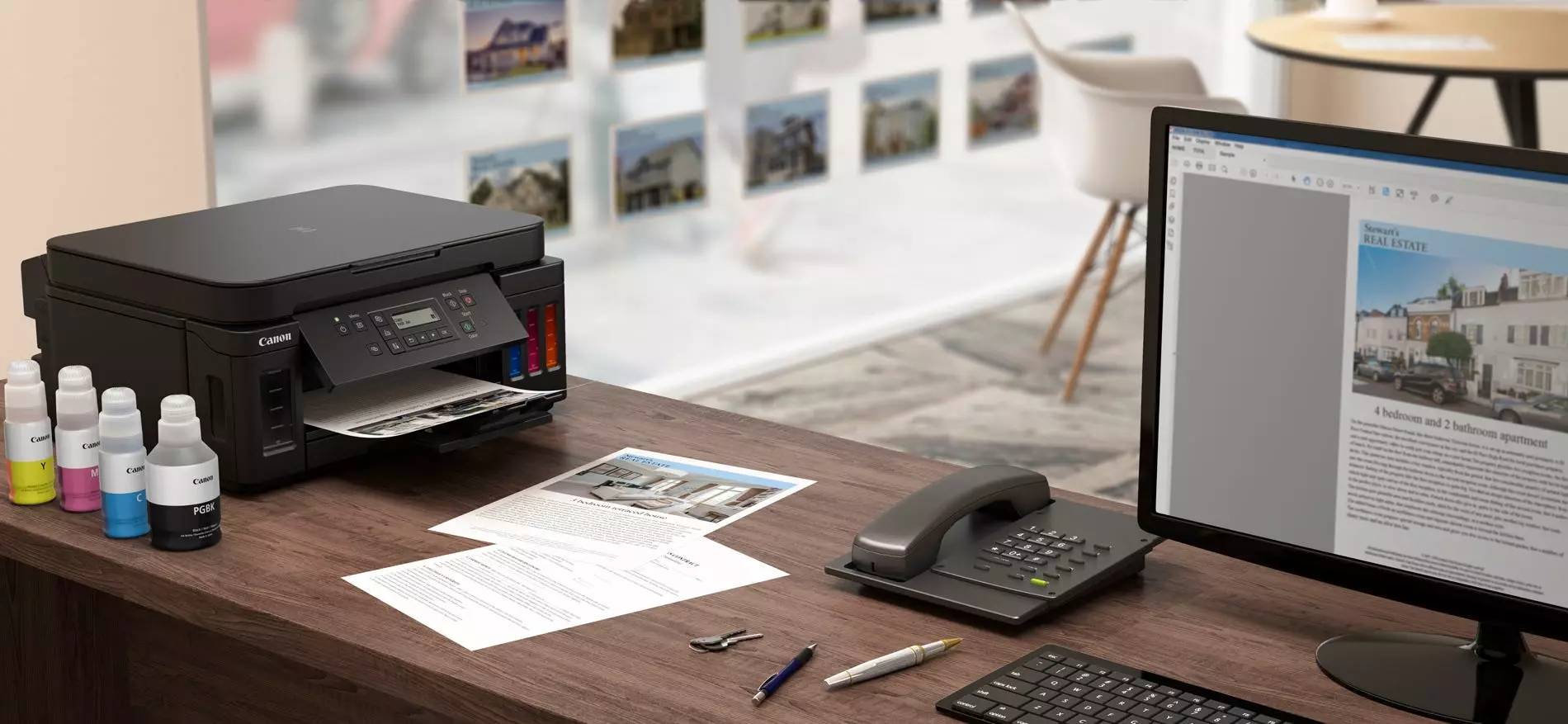 Een Canon all-in-one printer op een bureau naast navulflessen met kleuren- en zwarte inkt.