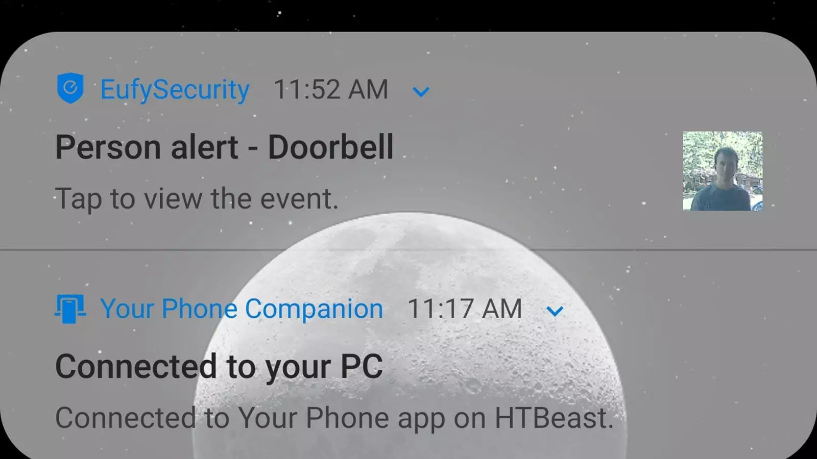 Una notificación Eufy Doorbell de Android Alerta de persona que muestra una imagen de una persona en la puerta.
