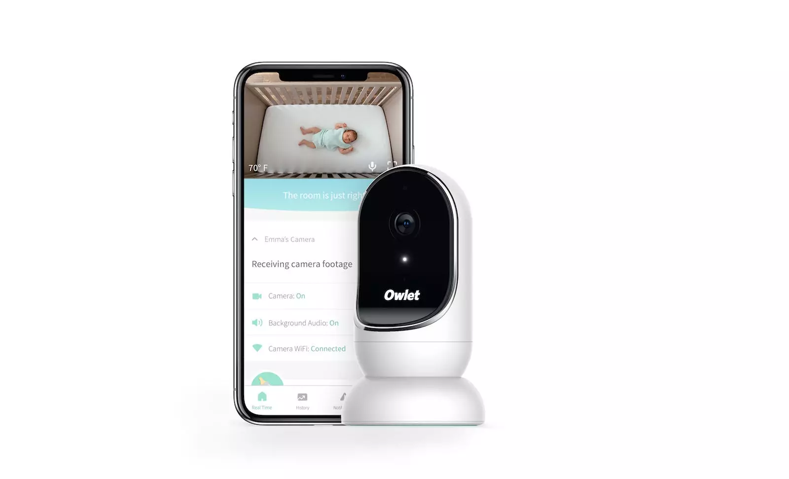 De Owlet Cam zit voor een telefoon met de app open en toont een video van een baby in zijn wieg.