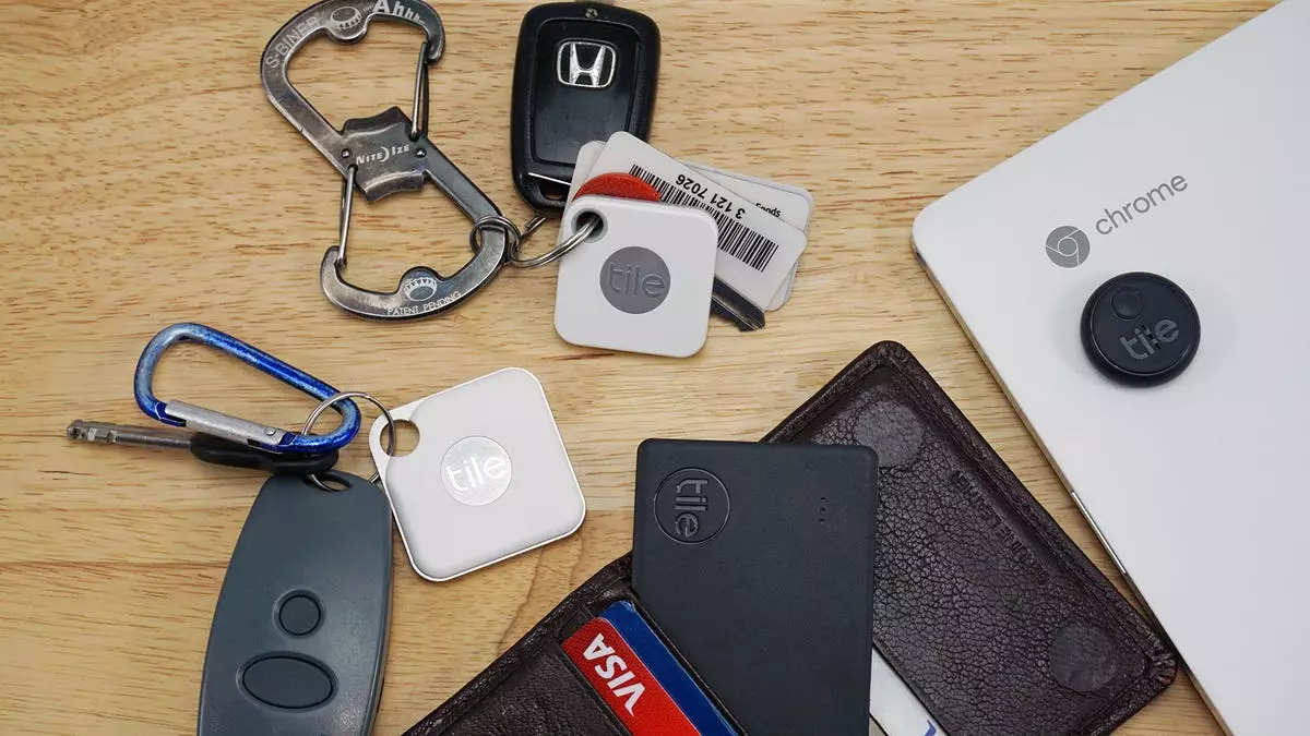 Çeşitli anahtarlar, bir cüzdan ve bir tablet, tümü Döşeme izleyicileri ile.