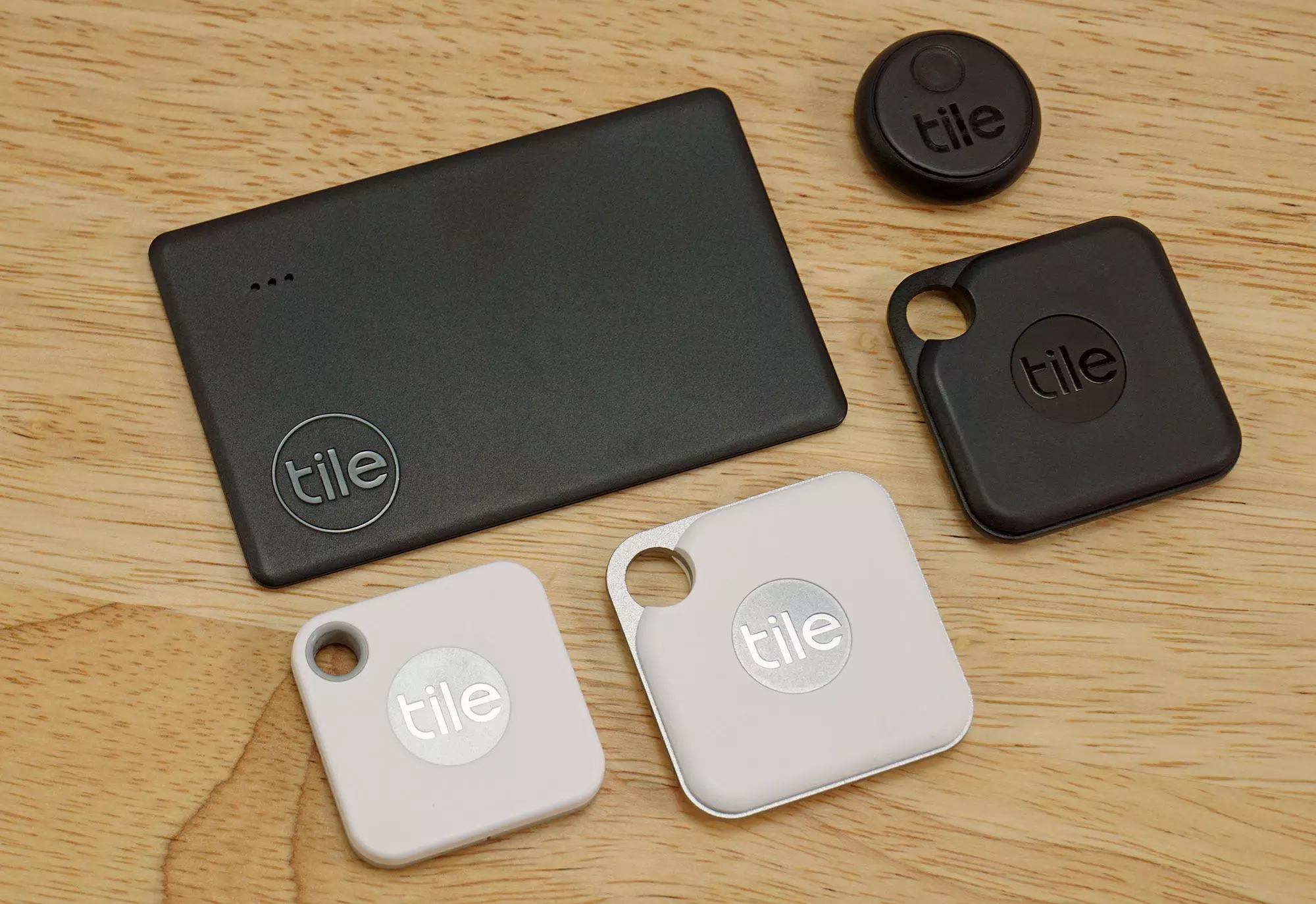 The Tile Mate, Tile Pro, Tile Slim, agus Tile Sticker, go léir le chéile.