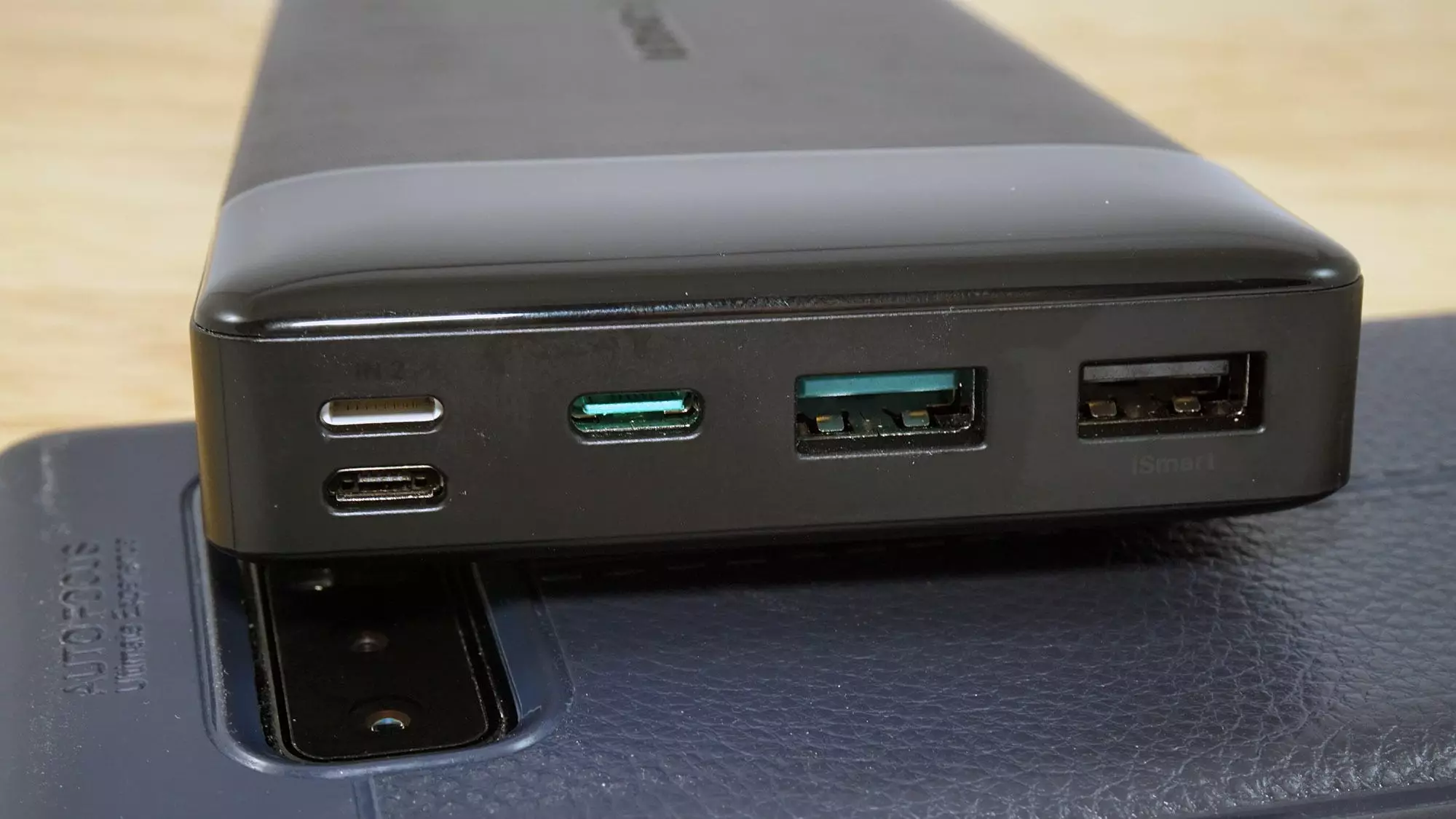 ဘက်ထရီသည် Lightning၊ USB-C နှင့် MicroUSB ကြိုးများမှ ပါဝါလက်ခံနိုင်သည်။