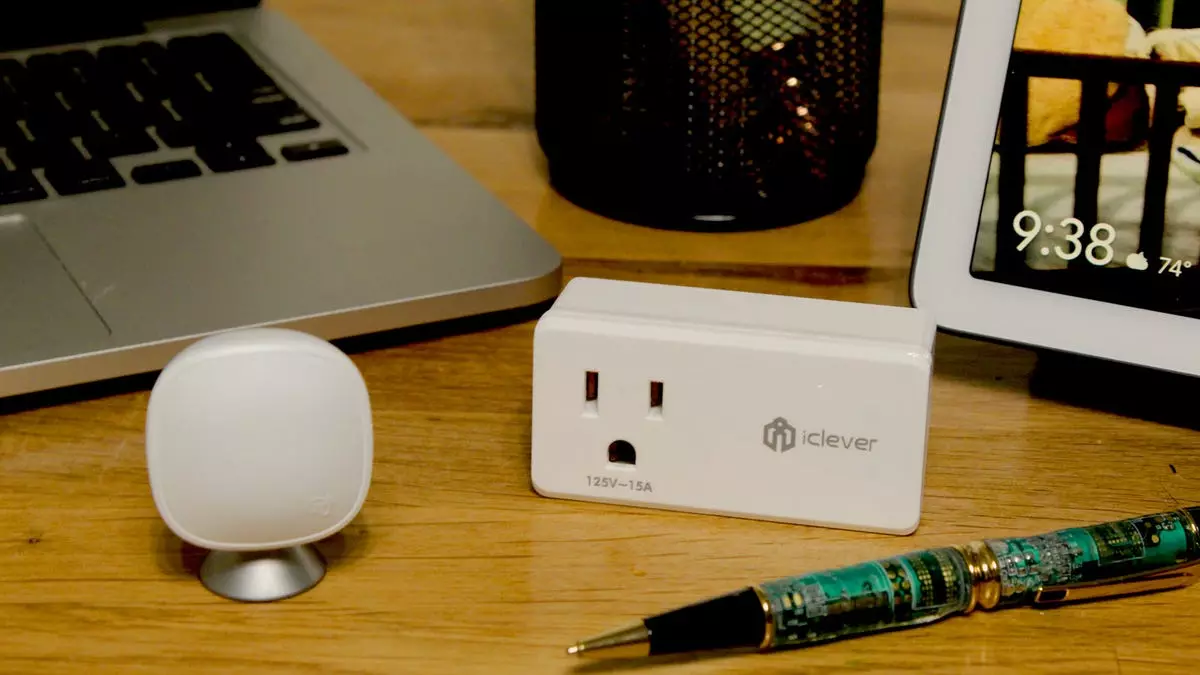 Ένα MacBook, ένας αισθητήρας ecobee, ένα έξυπνο βύσμα και ένα Google Home Hub σε ένα γραφείο.