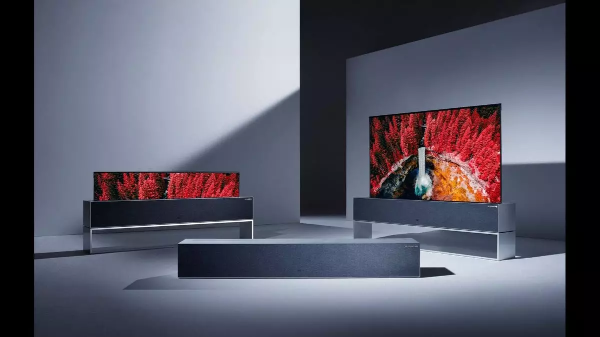 Trei televizoare LG Signature, unul rulat complet, unul parțial rulat și unul pliat într-o cutie.