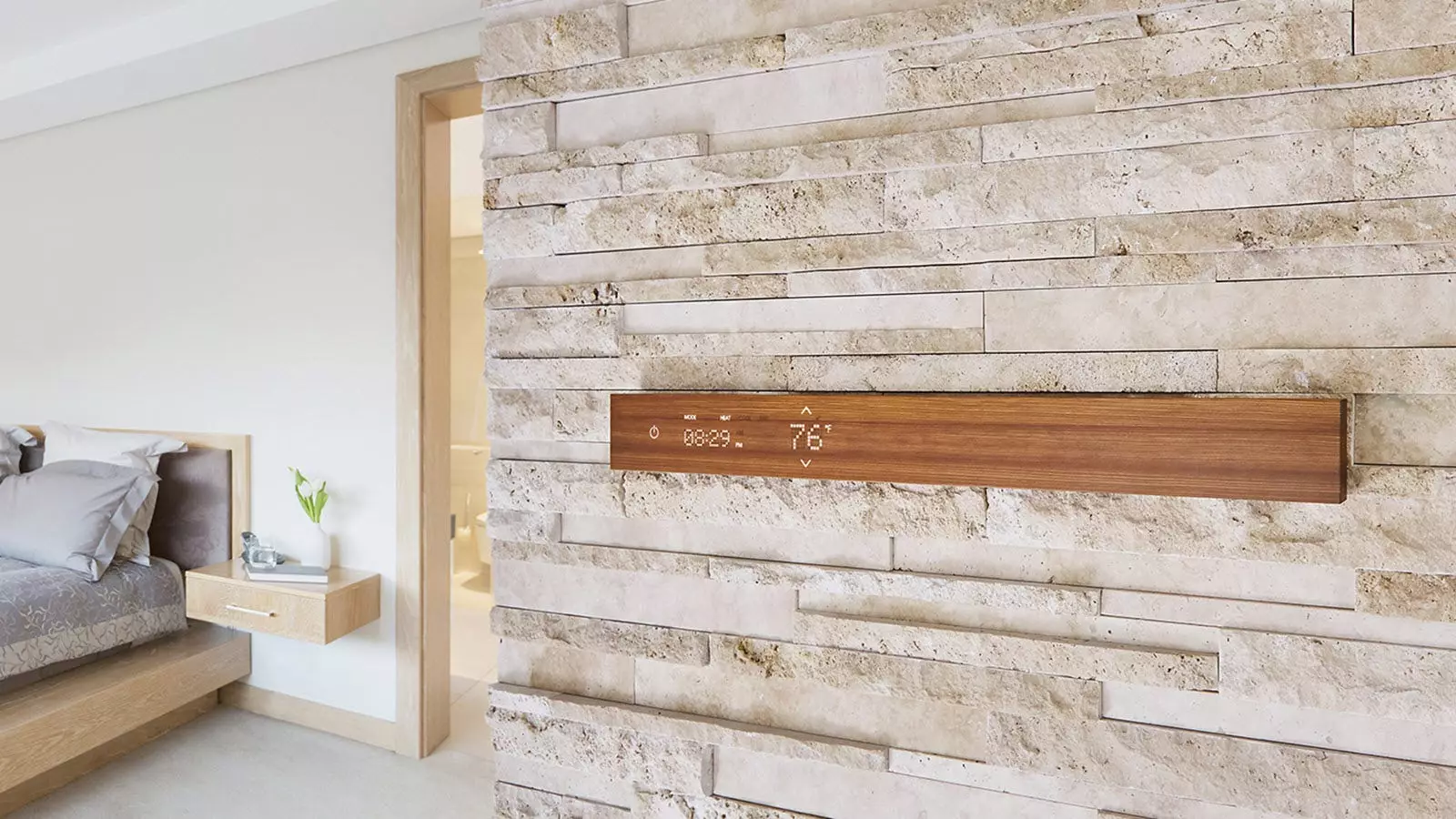 En lang rektangulær træblok, der hænger på en indendørs stenvæg, der viser tid og temperatur.