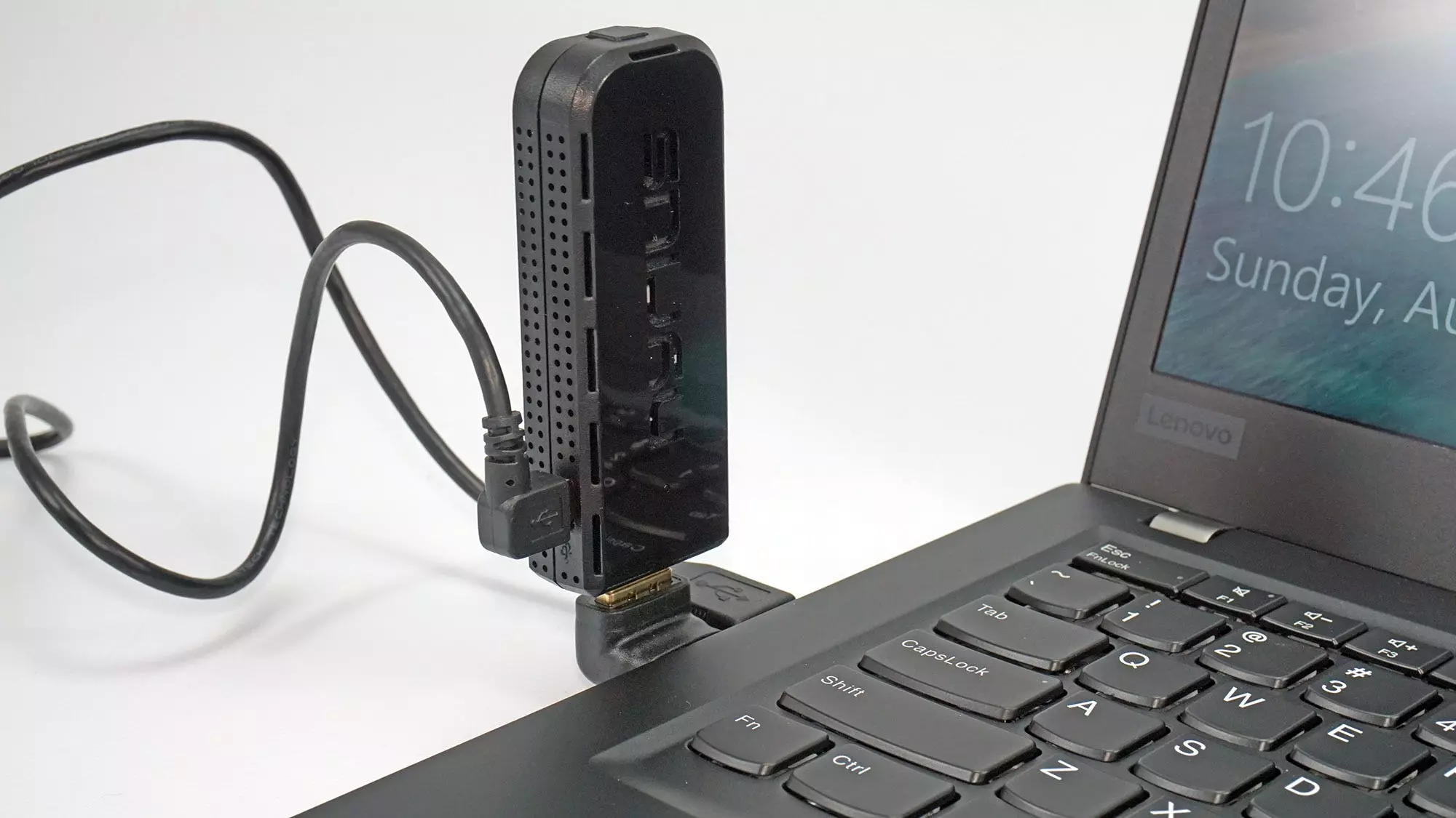 రిసీవర్ ఏదైనా HDMI పోర్ట్లోకి ప్లగ్ చేయబడుతుంది మరియు USB ద్వారా పవర్ చేయబడుతుంది. USB కేబుల్ ద్వారా డేటా ఏదీ వెళ్లడం లేదు.