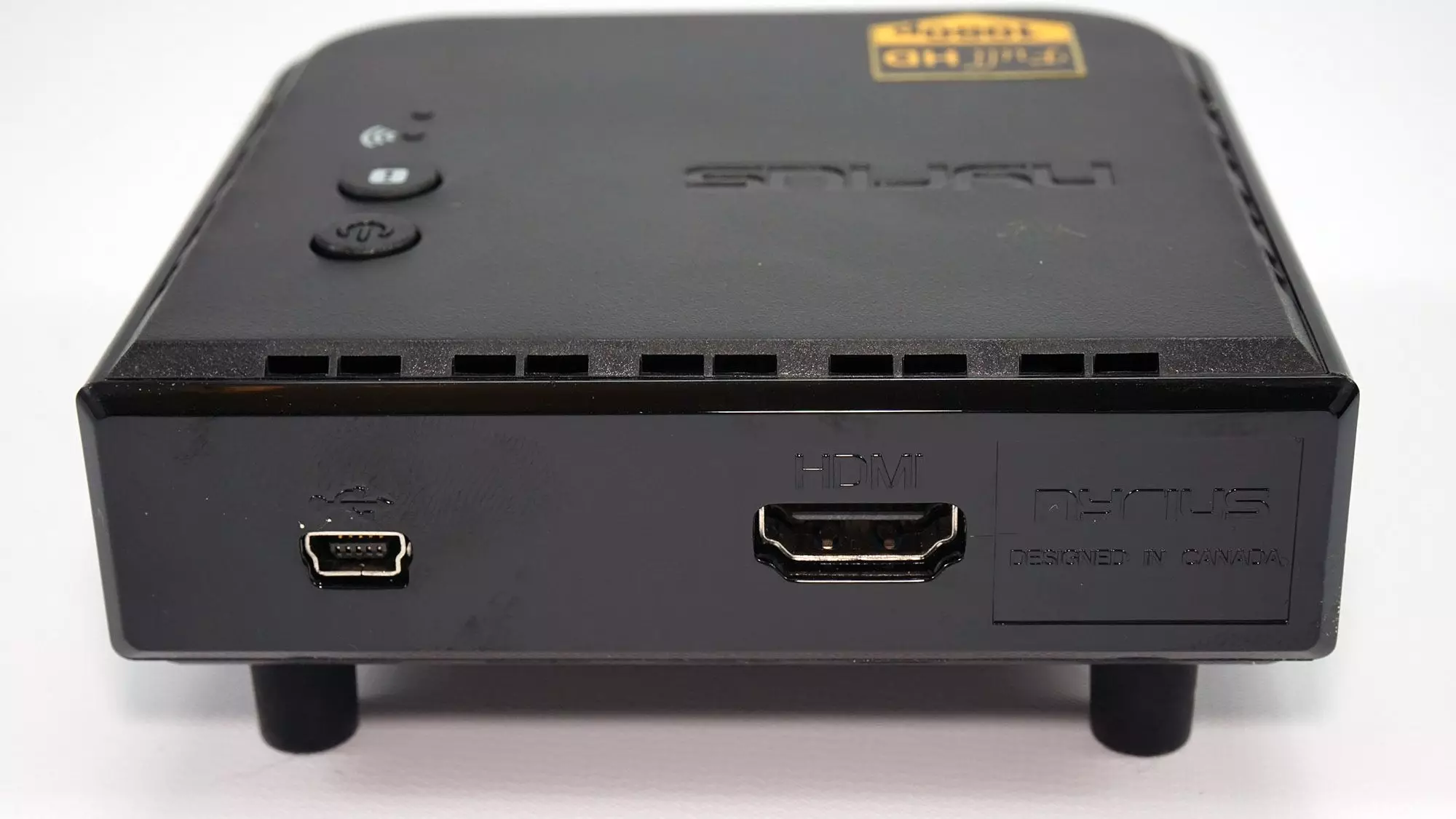 Ang tigdawat yano ra, nga adunay USB nga gahum ug usa ka HDMI port nga moadto sa usa ka monitor o TV.